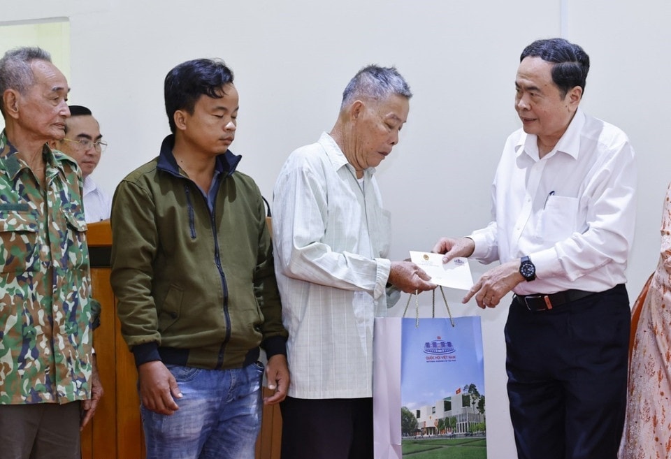 Ketua Majelis Nasional Tran Thanh Man memberikan hadiah kepada keluarga ...