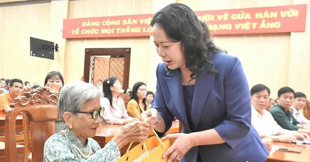 Wakil Presiden Vo Thi Anh Xuan mengunjungi dan memberikan hadiah kepada ...