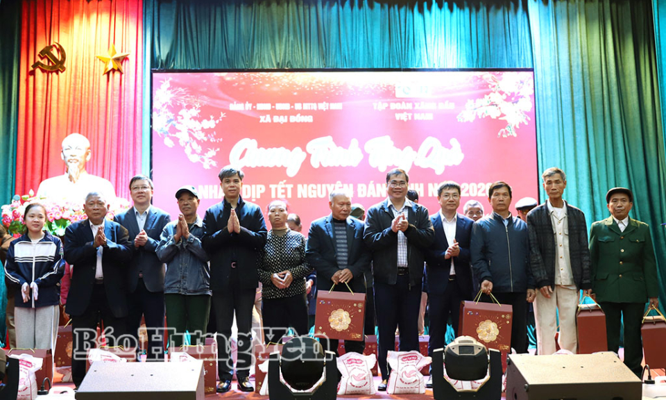 400 poor and disadvantaged people in Dai Dong commune received Tet gifts.
