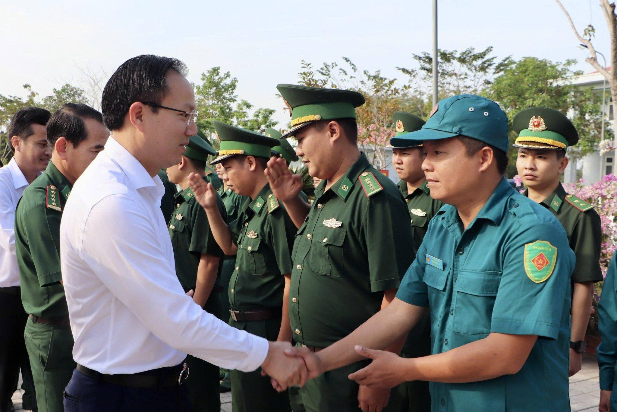 Wakil Ketua Komite Rakyat Provinsi Doan Trung Kien mengunjungi dan ...