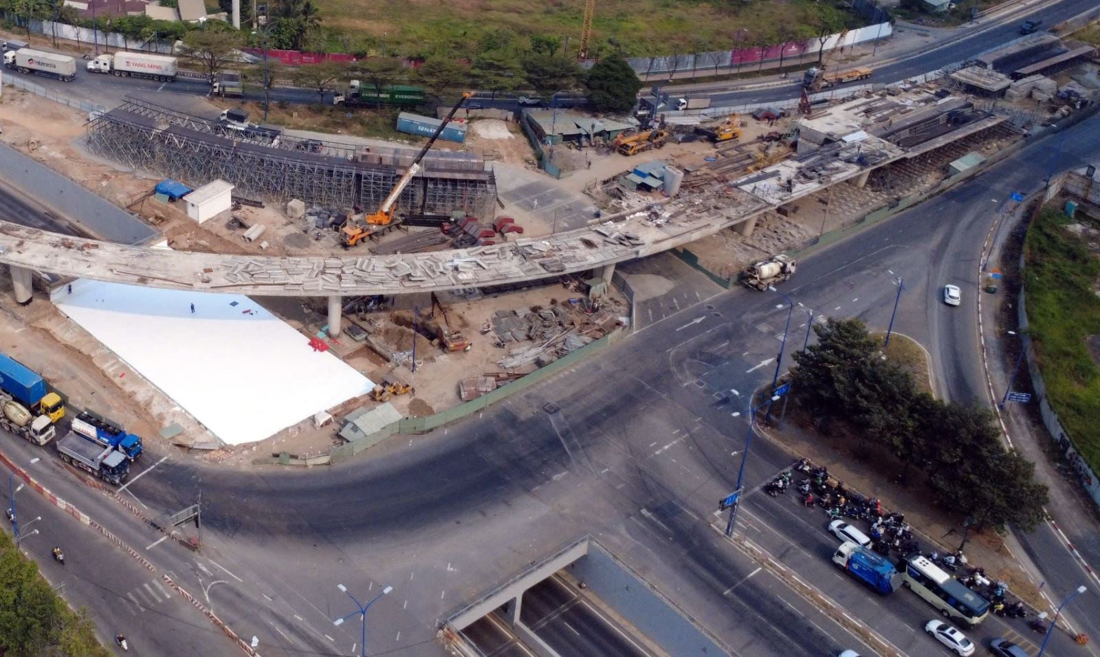 Cidade de Ho Chi Minh: O viaduto do cruzamento de An Phu, que liga à ...