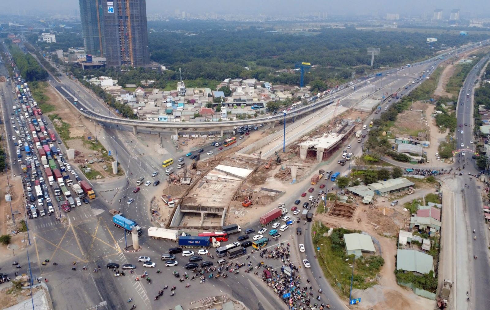 Cidade de Ho Chi Minh: O viaduto do cruzamento de An Phu, que liga à ...