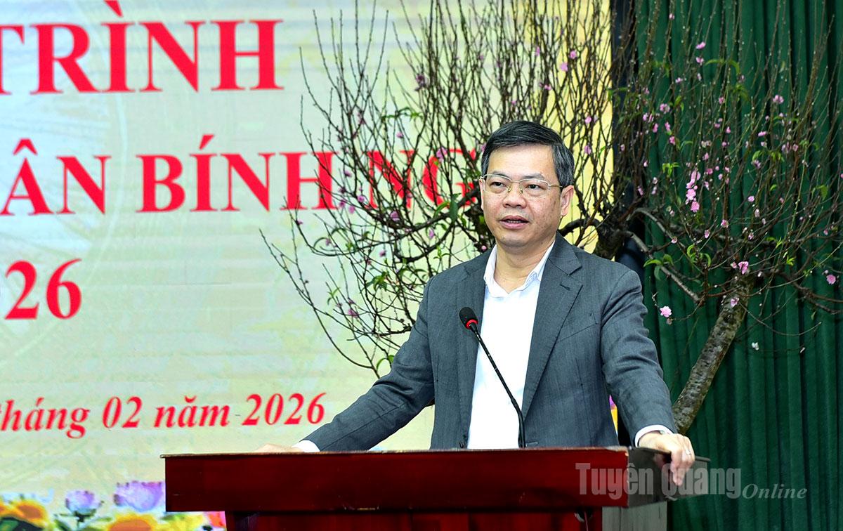 Pengerusi Majlis Rakyat Wilayah Nguyen Van Son menyampaikan hadiah Tet ...