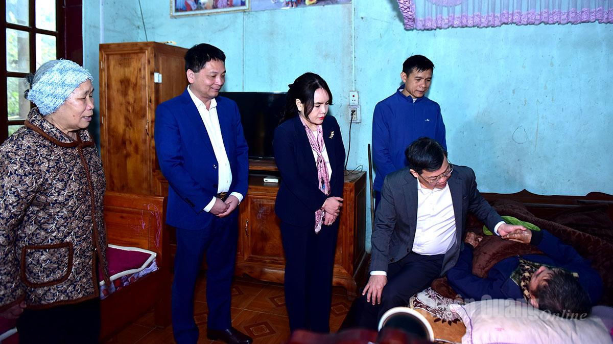 Pengerusi Majlis Rakyat Wilayah Nguyen Van Son menyampaikan hadiah Tet ...