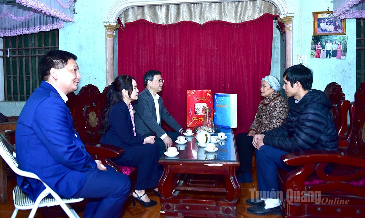 Pengerusi Majlis Rakyat Wilayah Nguyen Van Son menyampaikan hadiah Tet ...