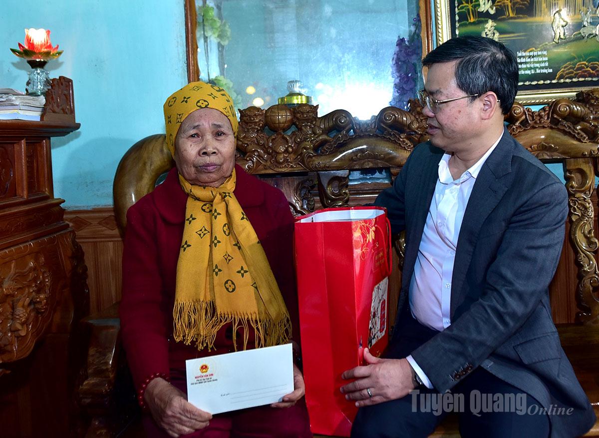 Pengerusi Majlis Rakyat Wilayah Nguyen Van Son menyampaikan hadiah Tet ...