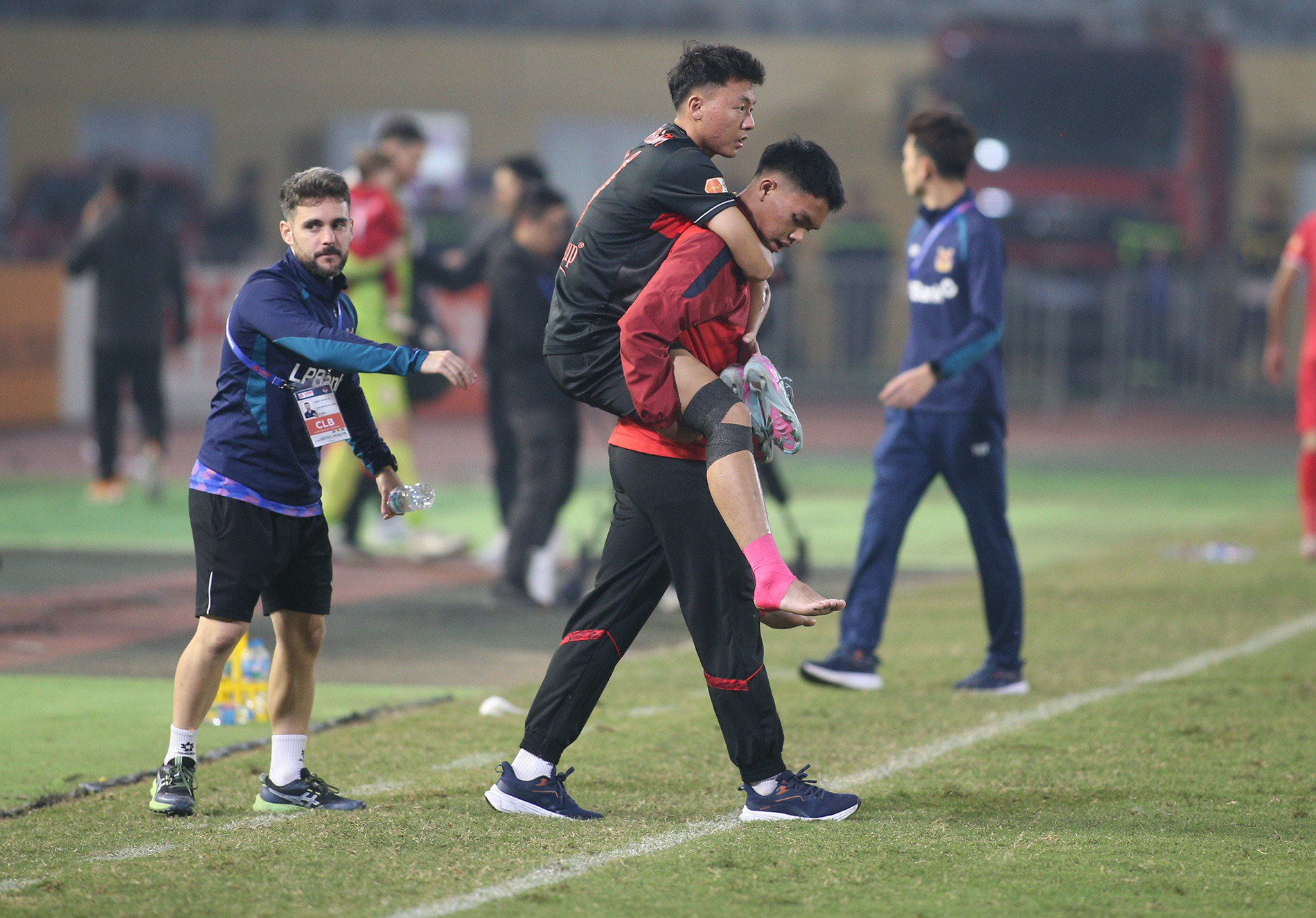 Van Hau verletzt sich bei seiner Rückkehr in die V-League, Thai Son ...