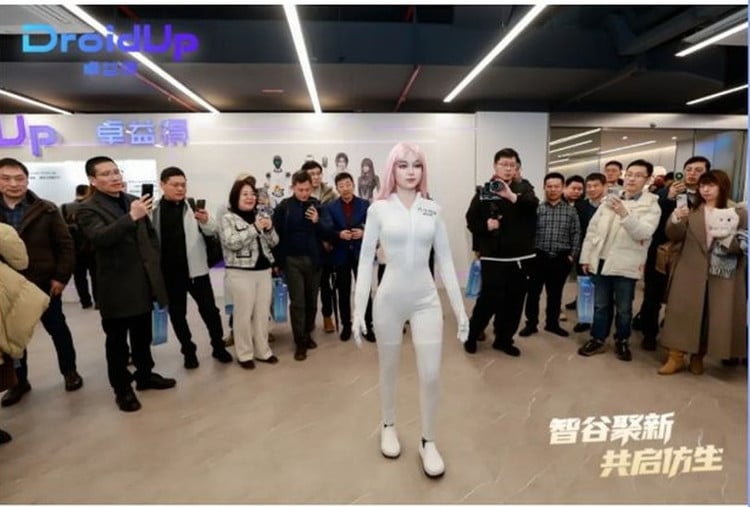 Chinese robot has human-like body temperature, costs over 4 billion VND.