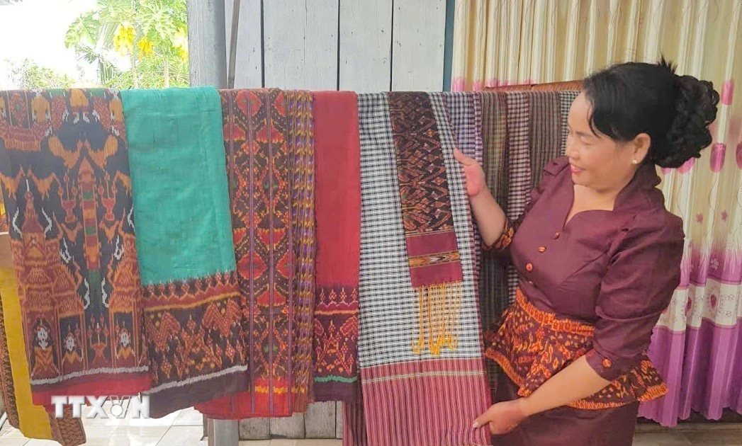 The traditional brocade weaving village of the Khmer ethnic minority is ...