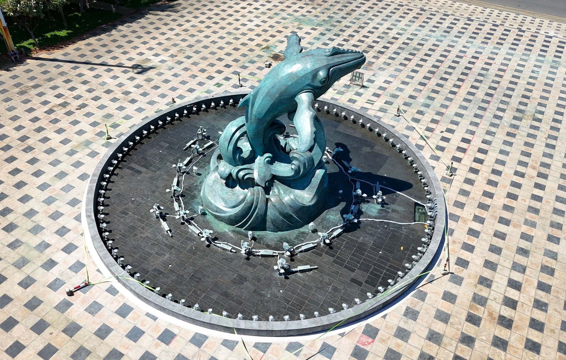 Admire the nearly 9-meter-tall, 50-ton bronze whale statue at Bai Sau ...