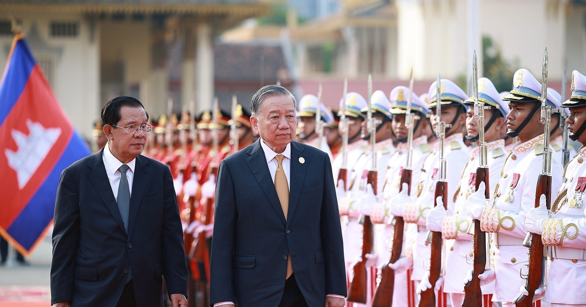 A grand welcoming ceremony for General Secretary To Lam in Cambodia.