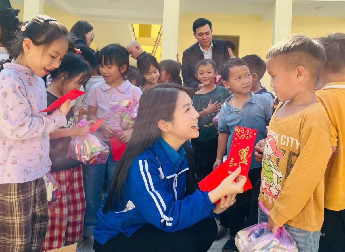 The Provincial Youth Union Secretary visited and presented gifts to ...