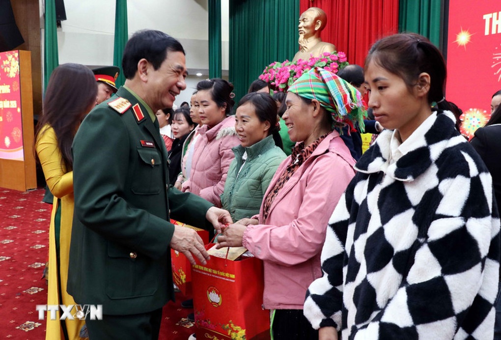 Đại tướng Phan Văn Giang trao quà Tết cho các hộ nghèo ở Thái Nguyên