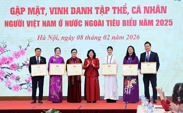 The Central Committee of the Vietnam Fatherland Front met with and ...