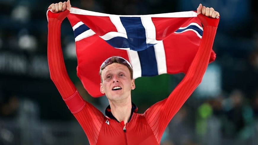 The Norwegian athlete set a new record in the men's 5,000m speed ...