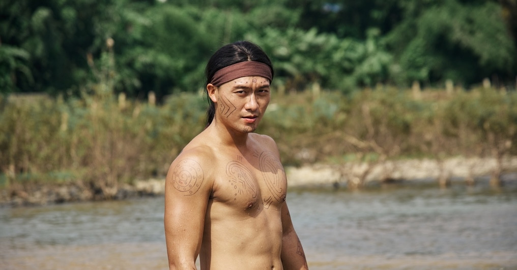 Mỹ nam 1m8 đóng khố, nhuộm răng đen khoe body 6 múi trong phim Tết