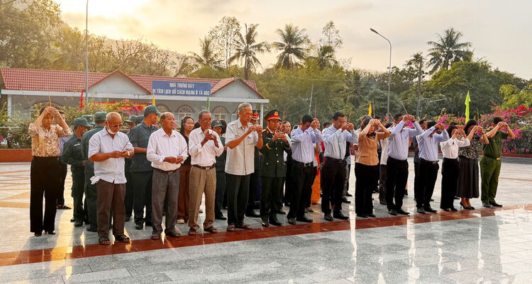 The delegation from O Lam commune offered incense at the O Ta Soc ...