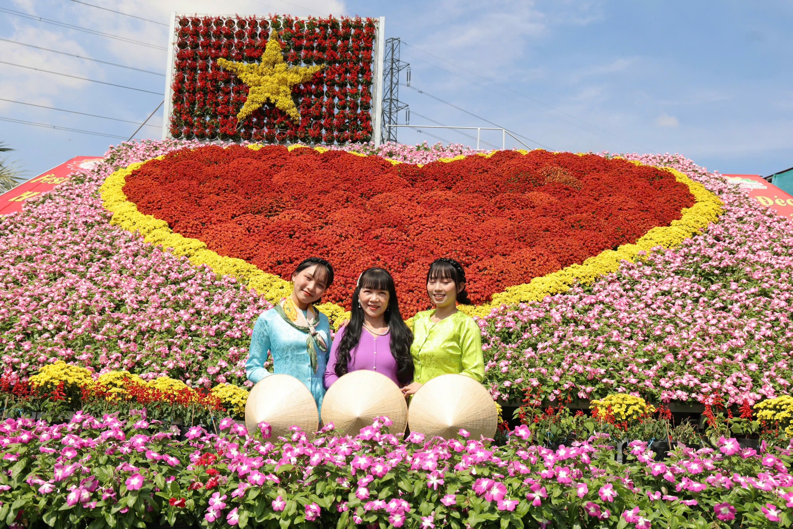 Làng hoa miền Tây "khoác áo Xuân" rực rỡ
