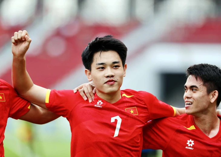 In modern football, don't expect Dinh Bac to be as "well-behaved" as ...