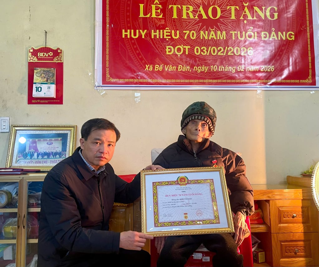 Phó Bí thư Thường trực Tỉnh ủy, Chủ tịch HĐND tỉnh Bế Thanh Tịnh trao ...