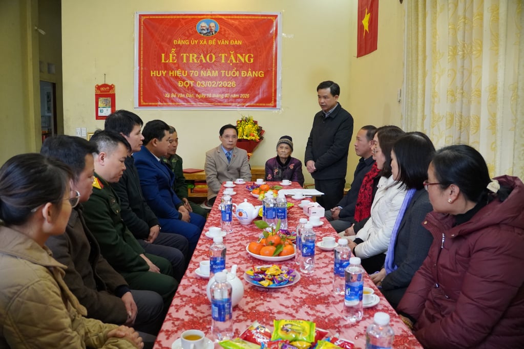 Phó Bí thư Thường trực Tỉnh ủy, Chủ tịch HĐND tỉnh Bế Thanh Tịnh trao ...