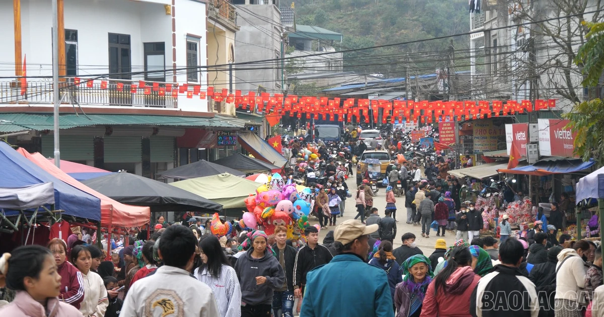 Le plus grand marché de l'année à Sin Cheng est en pleine effervescence.