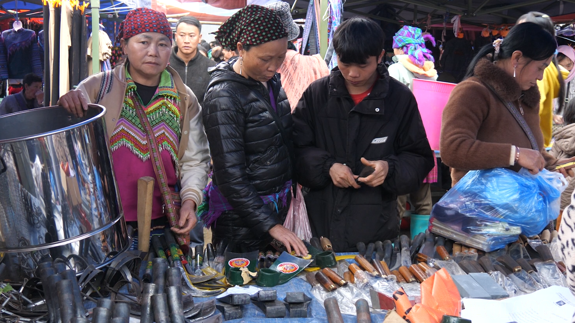 The biggest market of the year in Sin Cheng is bustling with activity.