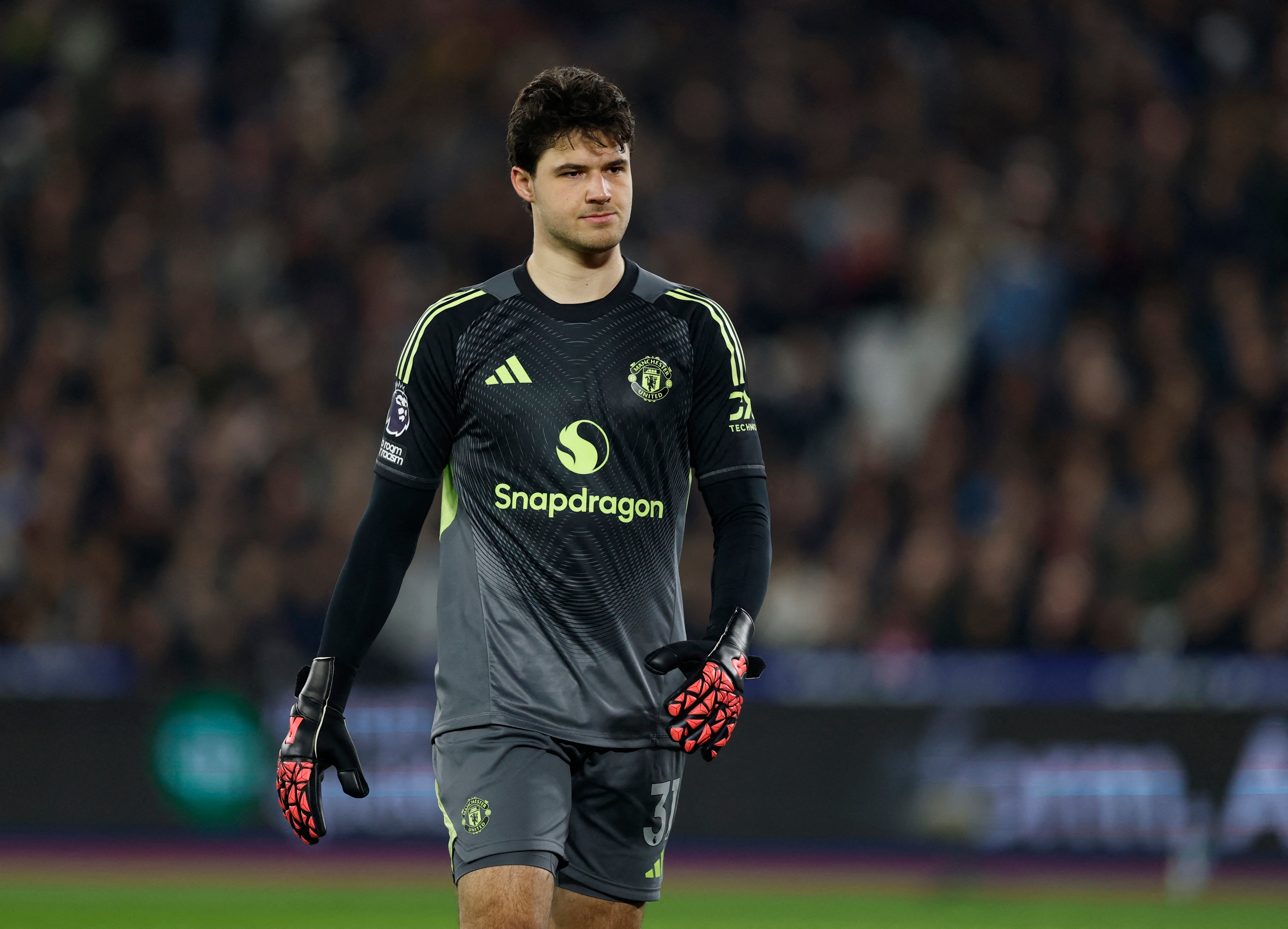 Manchester United's new signing enters the top 10 best goalkeepers in ...