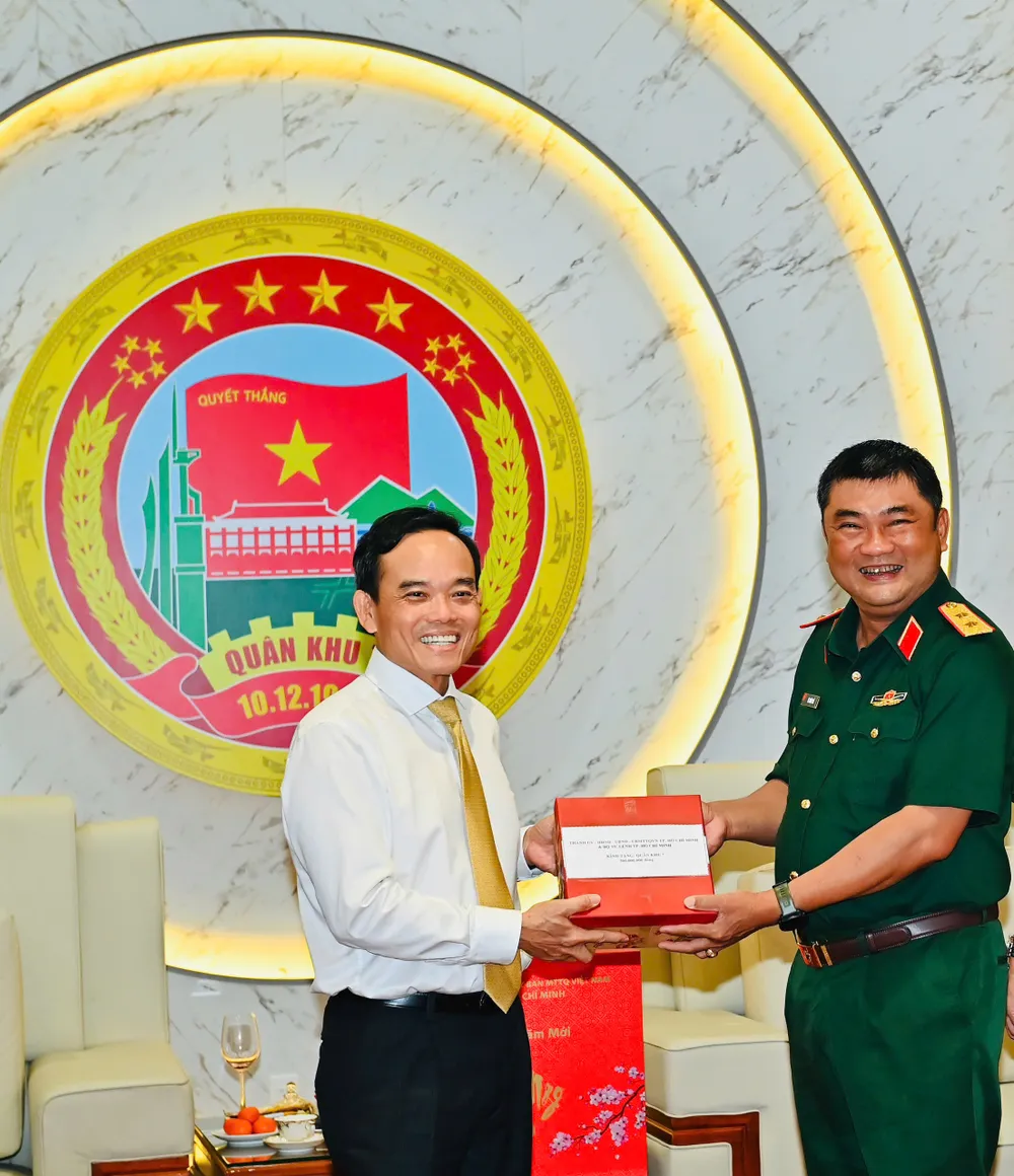 Secretary of the Ho Chi Minh City Party Committee Tran Luu Quang visits ...