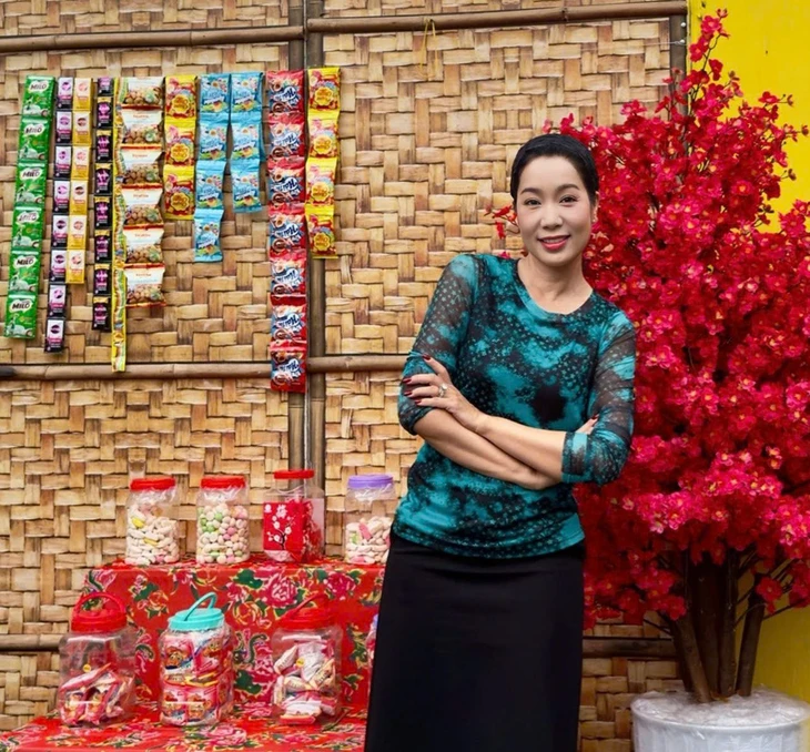 Trinh Kim Chi created a spring-themed miniature landscape and invited ...