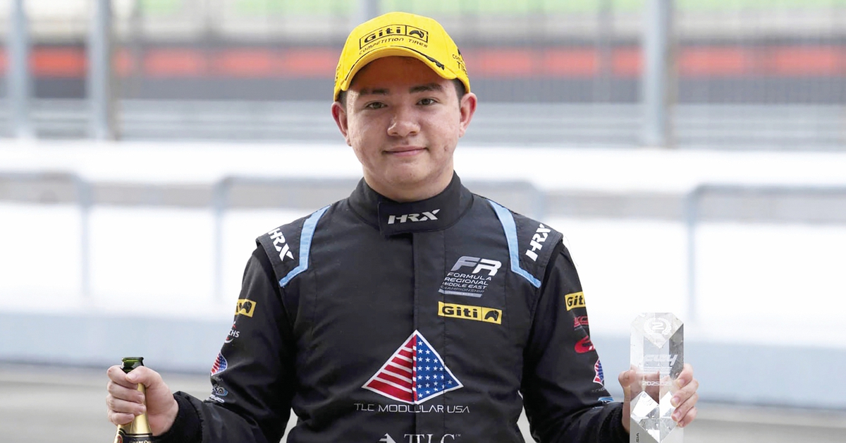 Sawer Hoang Dat - the man who runs at the forefront with the red flag ...