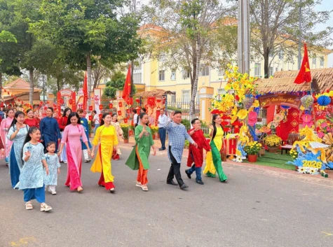 Musim semi di Tahun Kuda bersinar terang di Negeri Teratai Merah Muda.