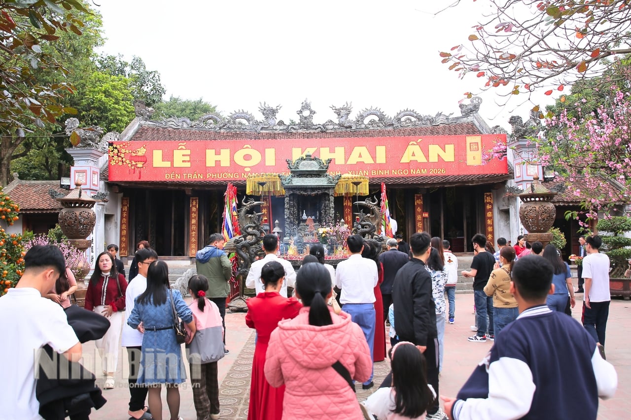 Many people visited Tran Temple on the first day of Tet (Lunar New Year ...