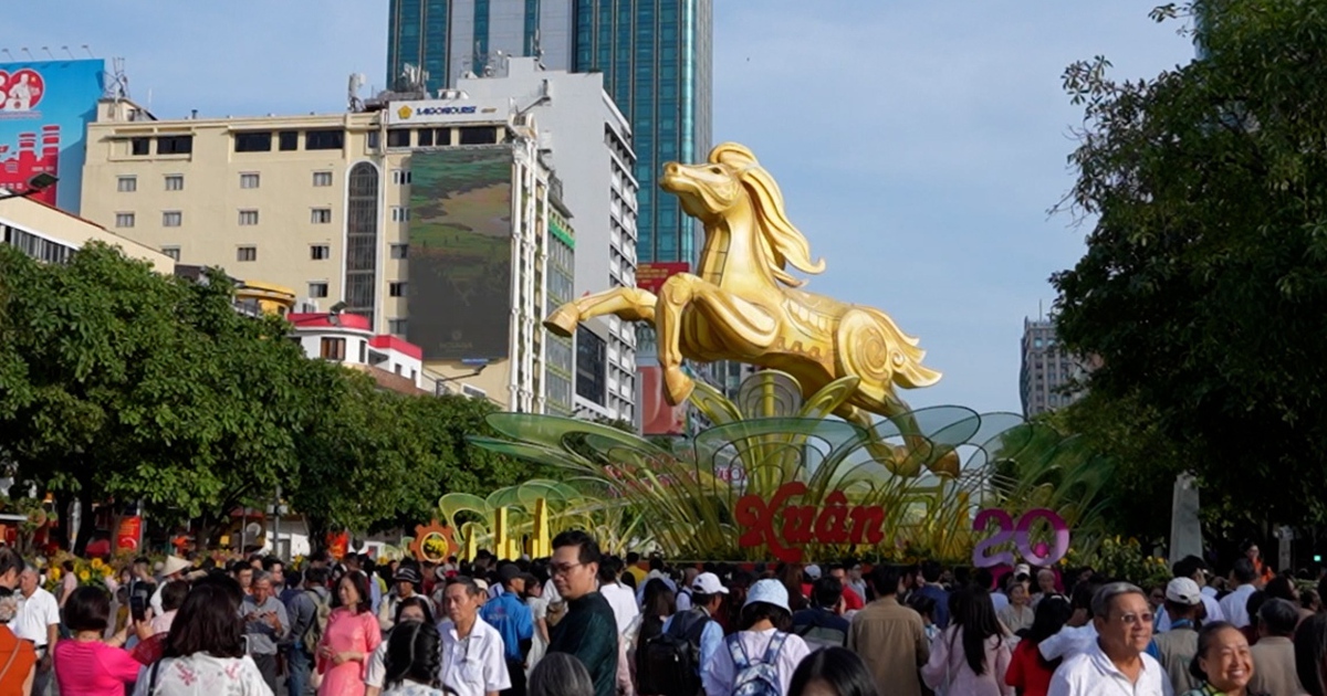 Irama Tahun Baru Imlek Tahun Kuda di Jalan Bunga Nguyen Hue.