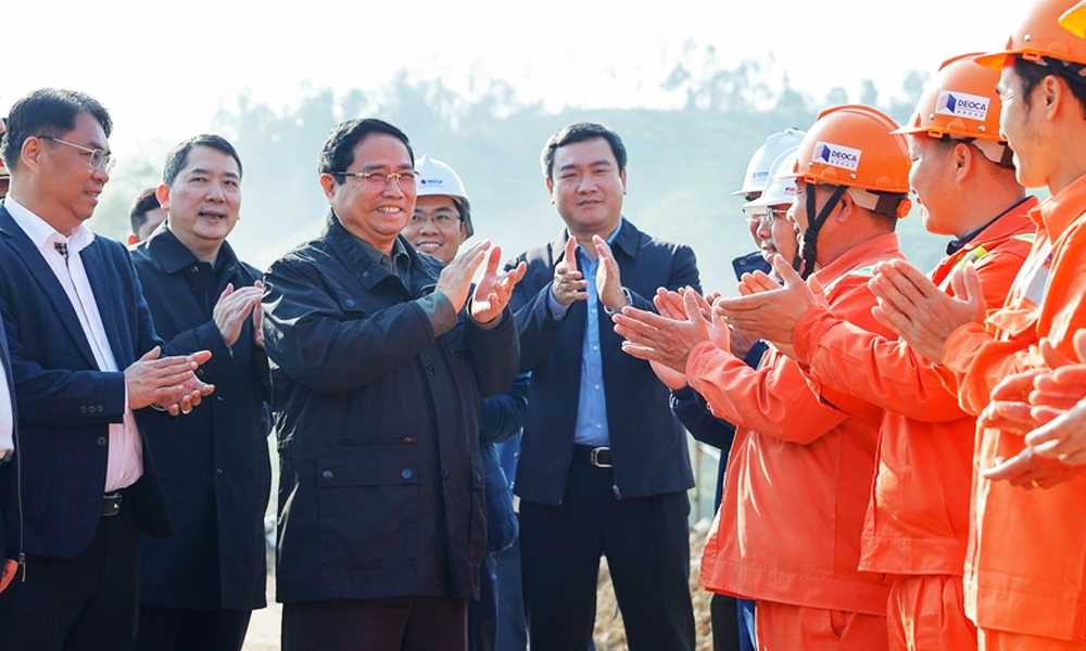 Prime Minister Pham Minh Chinh inspects the Dong Dang – Tra Linh and ...