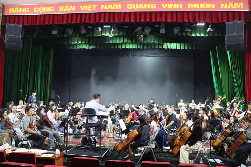 The Army Symphony Orchestra performs a special program to welcome the ...