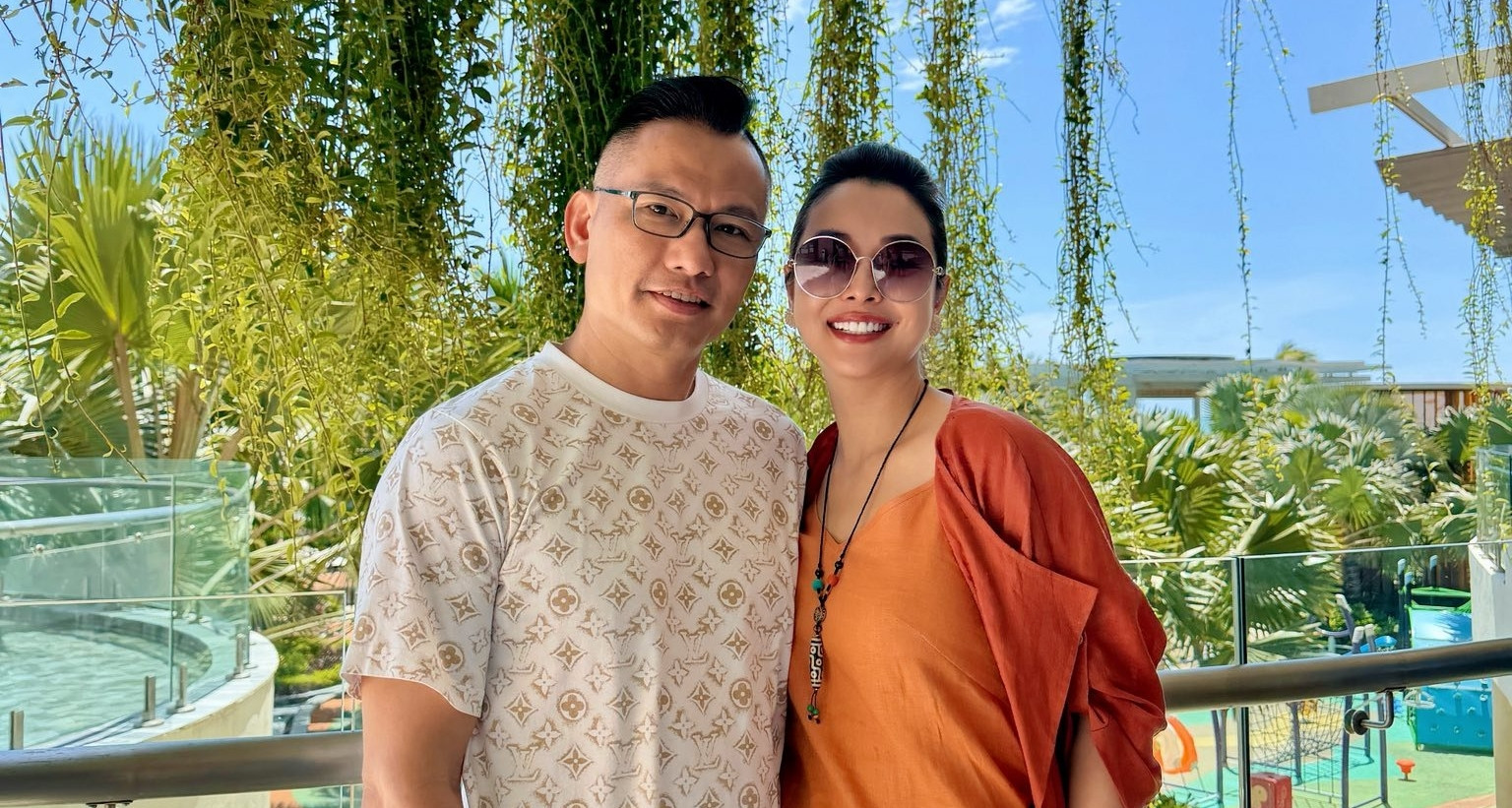 Miss Universe Jennifer Pham overøste sin velstående ektemann med ros og ...