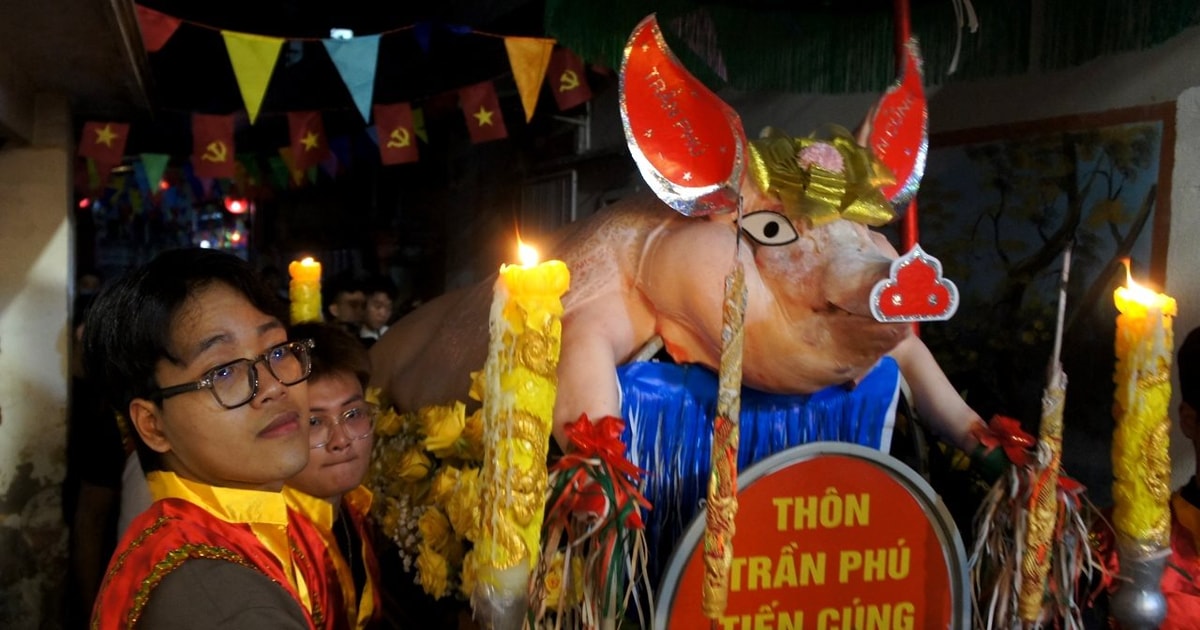The unique procession of the 'pig' in La Phù village