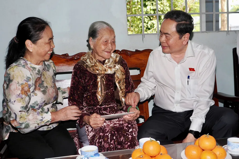 Der Vorsitzende der Nationalversammlung, Tran Thanh Man, besucht die ...