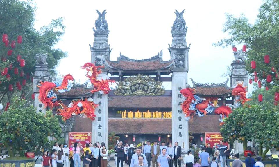 Pemerhatian dari hari pertama Festival Kuil Tran di wilayah Hung Yen.