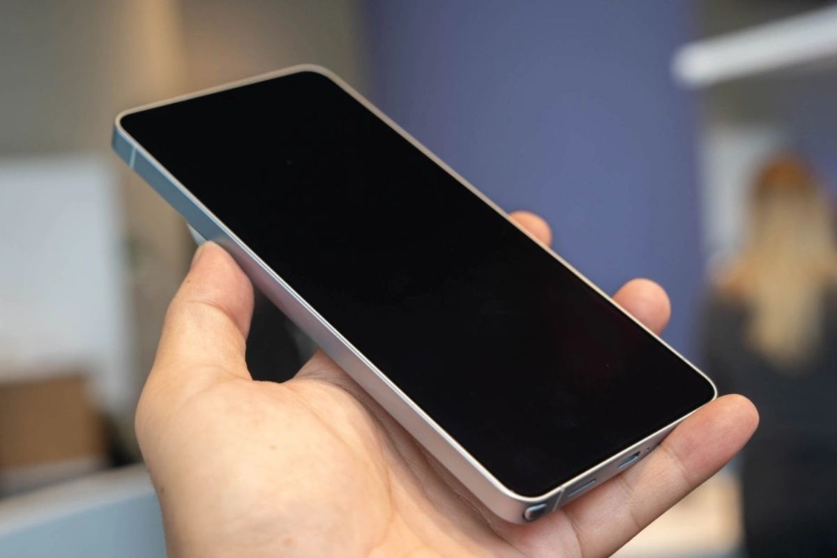 Samsung Galaxy S26 Ultra reveals privacy screen with anti-peeping feature.