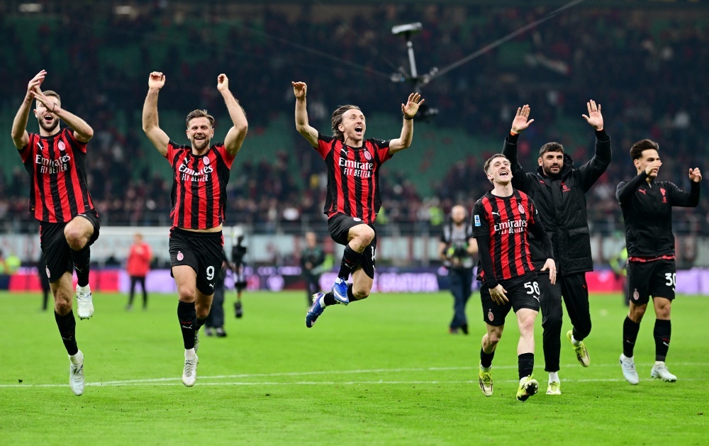El Milan gana el derbi y reaviva las esperanzas de ganar el Scudetto.
