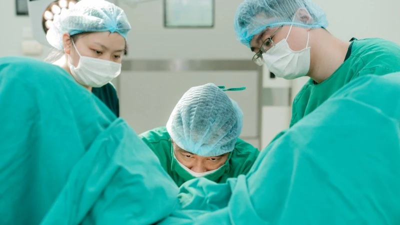 Successful surgery for a child with rare appendicitis with situs inversus.