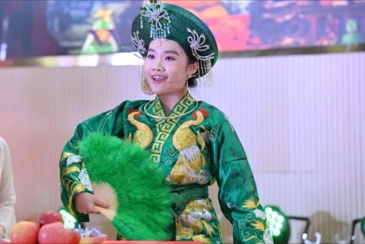 A female student from Hai Phong brings the art of Chau Van singing to ...