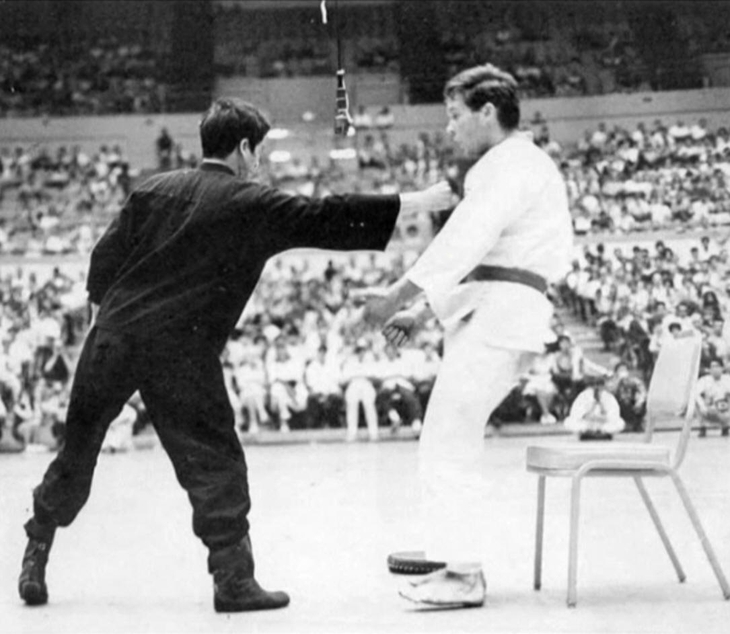 Is Bruce Lee's "One-Inch Punch" as powerful as a heavyweight boxing punch?