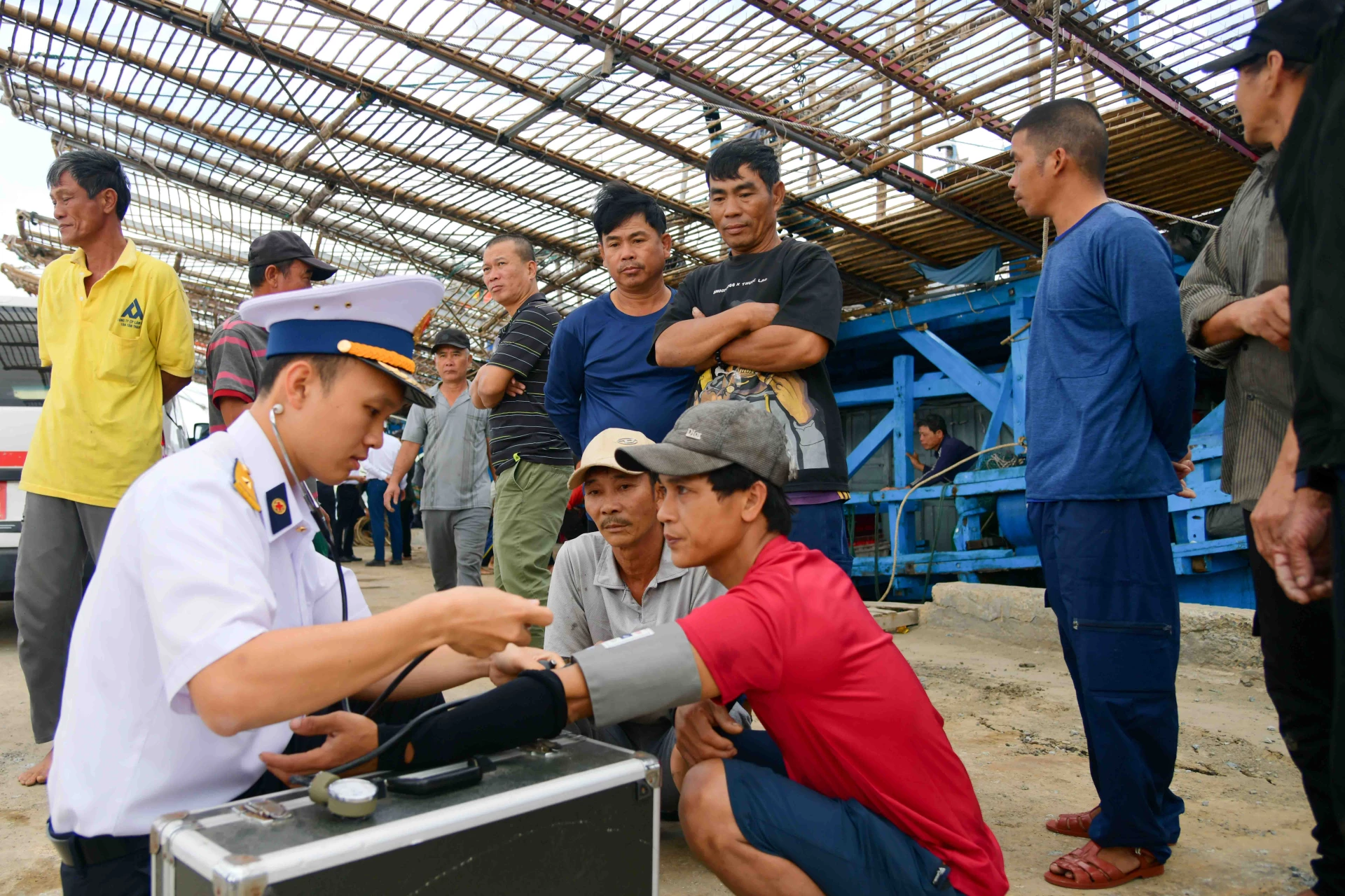 Tàu 950, Vùng 4 Hải quân lai kéo tàu cá cùng 36 ngư dân gặp nạn về bờ