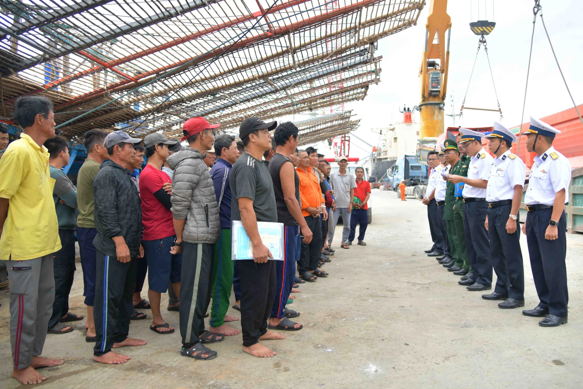 Tàu 950, Vùng 4 Hải quân lai kéo tàu cá cùng 36 ngư dân gặp nạn về bờ