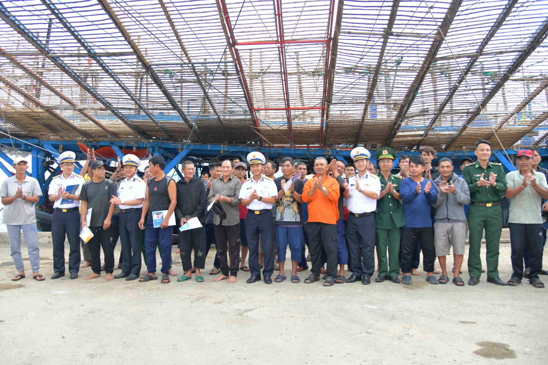 Tàu 950, Vùng 4 Hải quân lai kéo tàu cá cùng 36 ngư dân gặp nạn về bờ