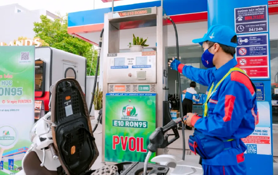 Fuel prices adjusted from 10 PM: RON 95 increases by 330 VND/liter.