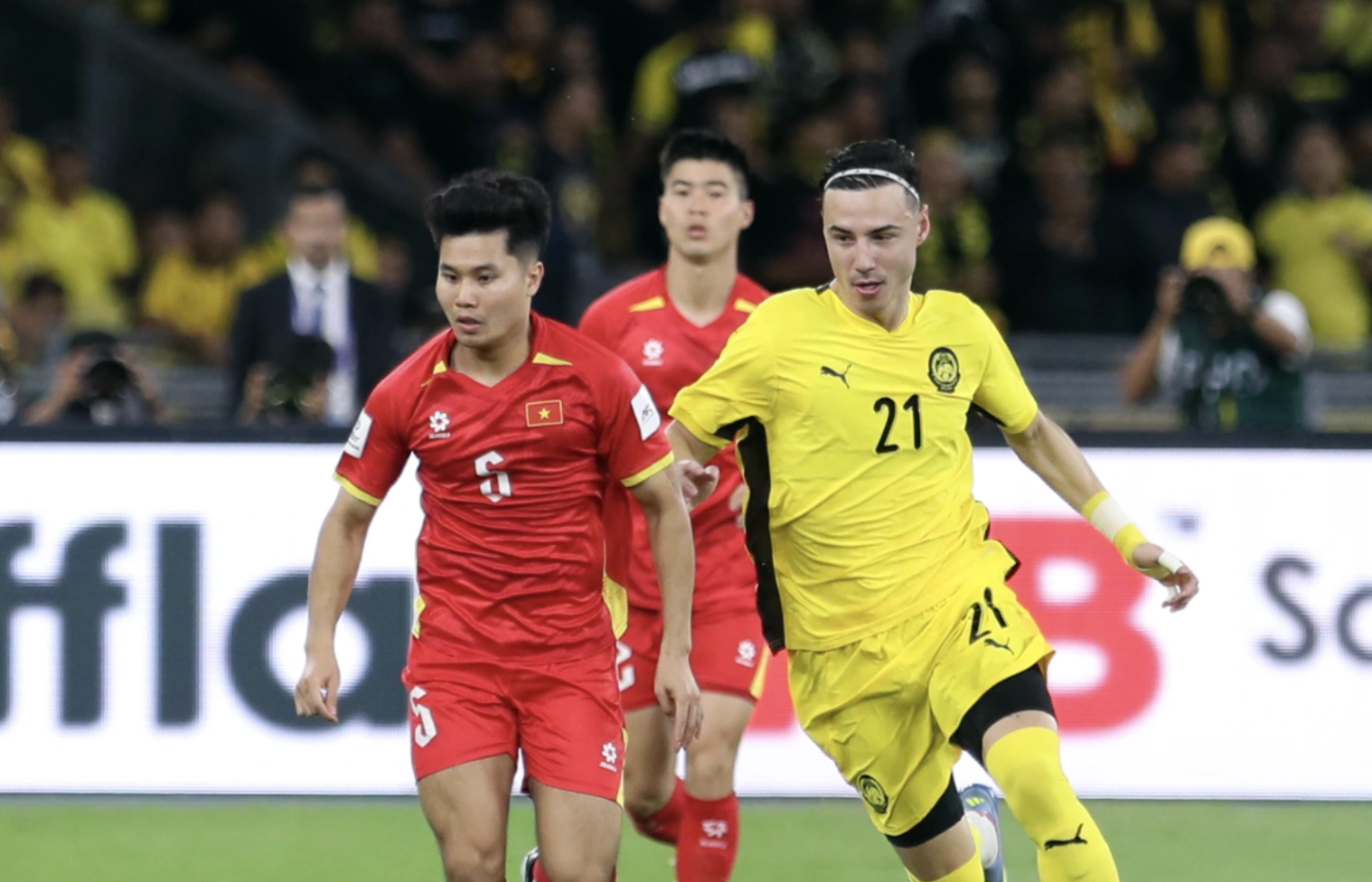 The rematch between the Vietnamese national team and Malaysia at Thien ...